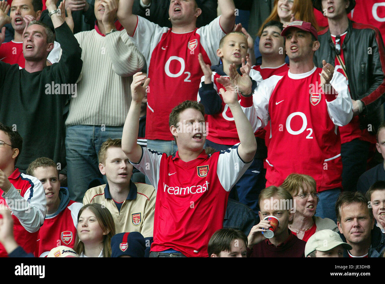Arsenal fans hi-res stock photography and images - Alamy