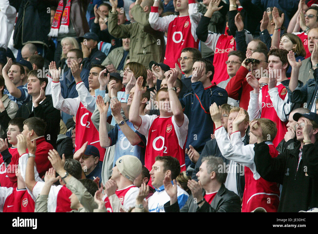 Arsenal fans hi-res stock photography and images - Alamy