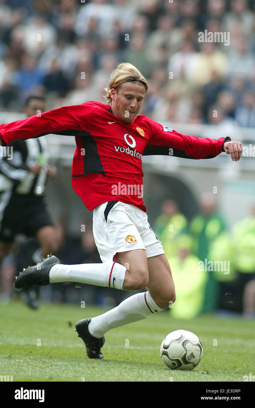 DIEGO FORLAN MANCHESTER UNITED FC ST JAMES PARK NEWCASTLE 12 April 2003 ...