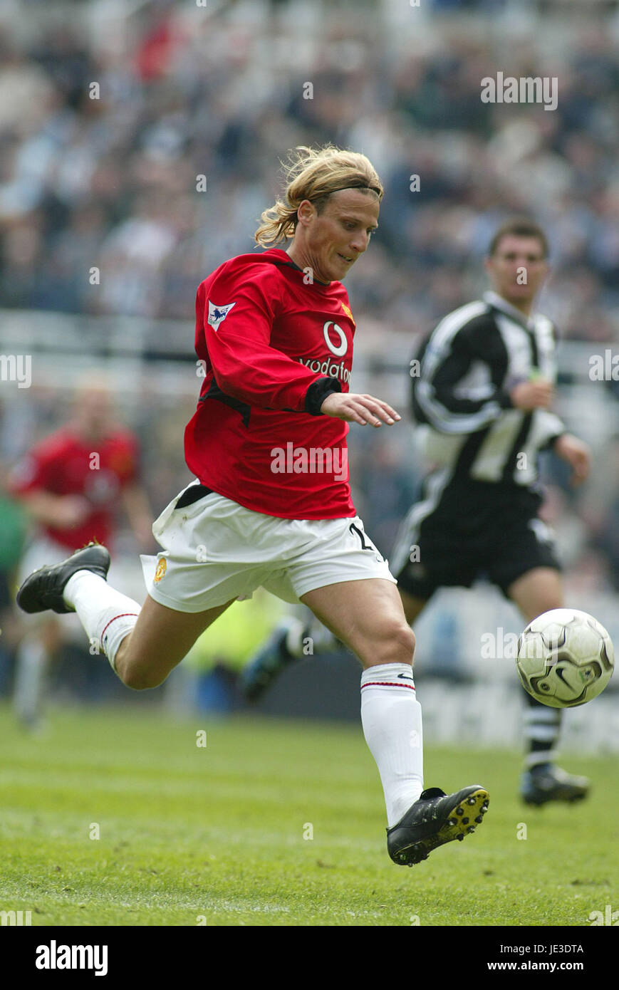 DIEGO FORLAN MANCHESTER UNITED FC ST JAMES PARK NEWCASTLE 12 April 2003 ...