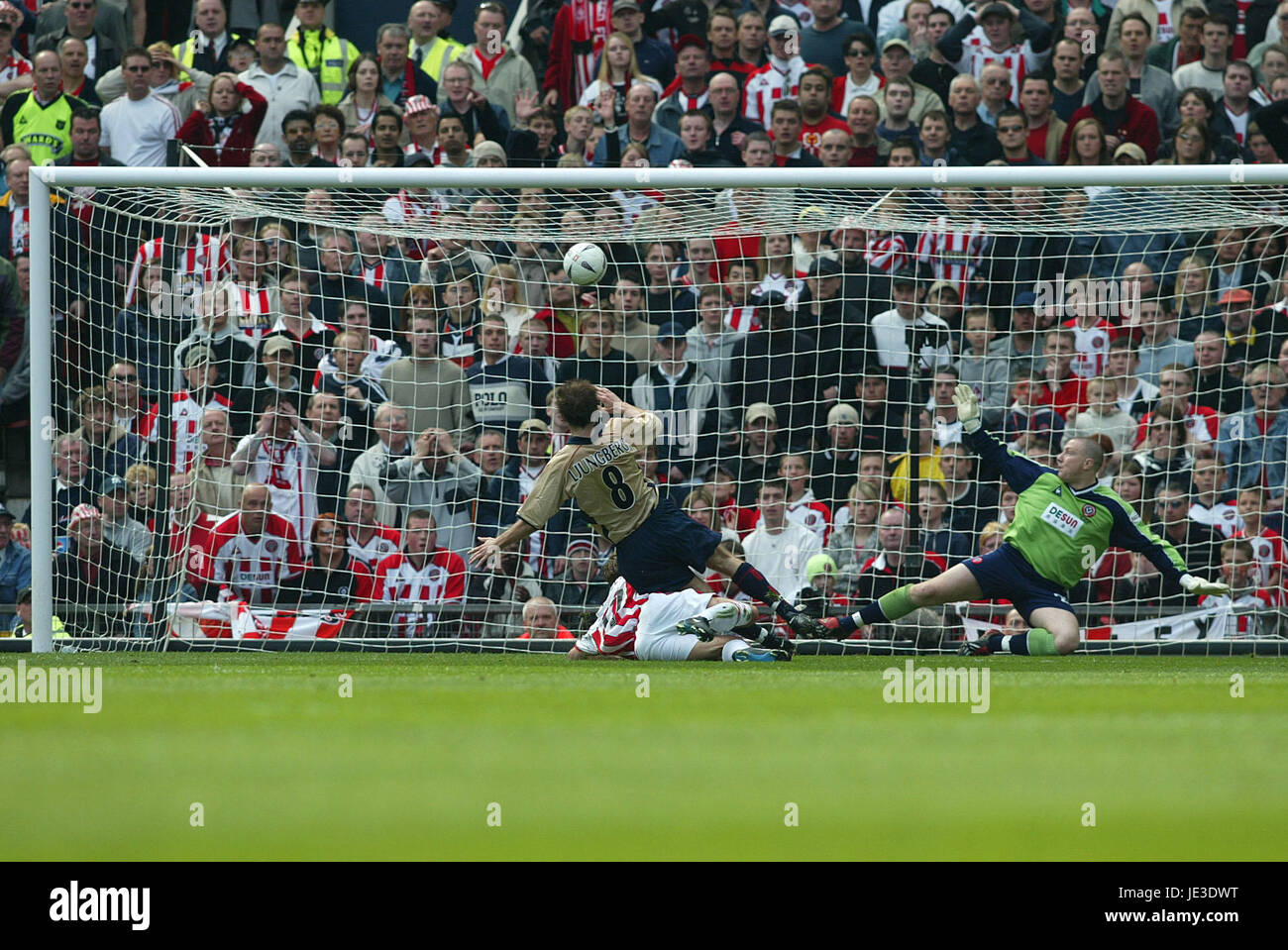 Ljungberg arsenal goal hi-res stock photography and images - Alamy