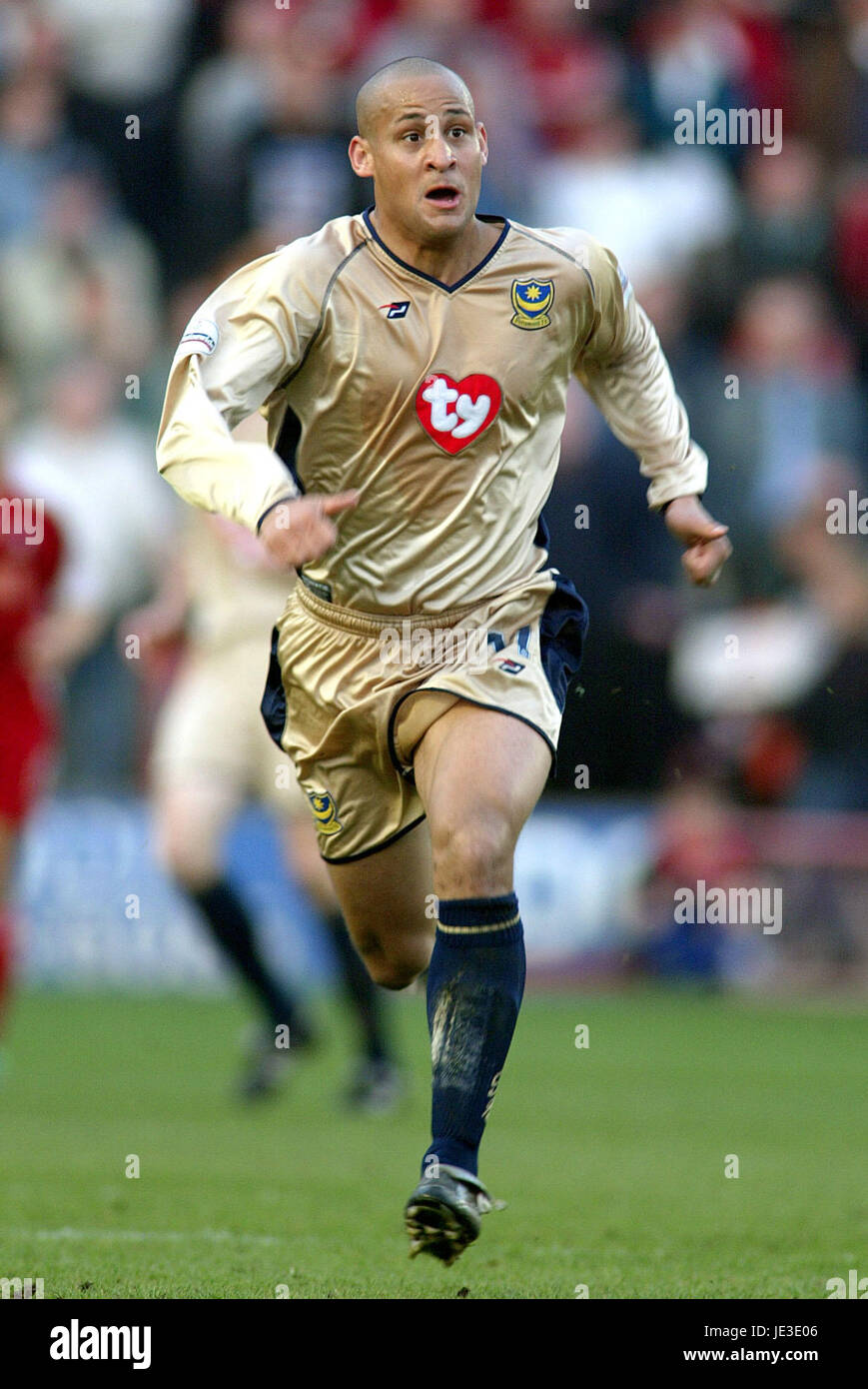 NIGEL QUASHIE PORTSMOUTH FC BESCOT STADIUM WALSALL ENGLAND 05 April ...