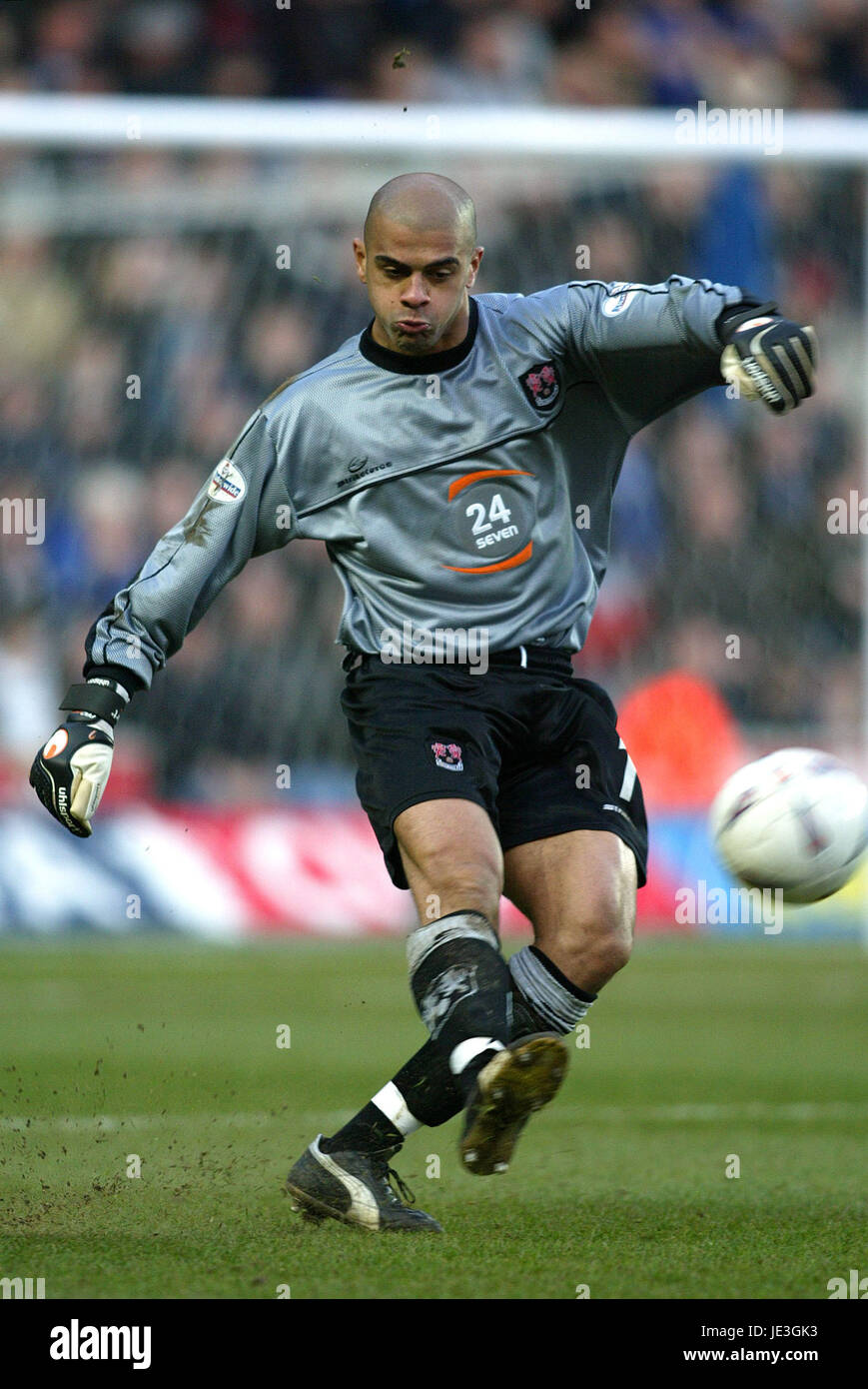 TONY WARNER MILLWALL FC ST MARY'S STADIUM SOUTHAMPTON ENGLAND 25 ...