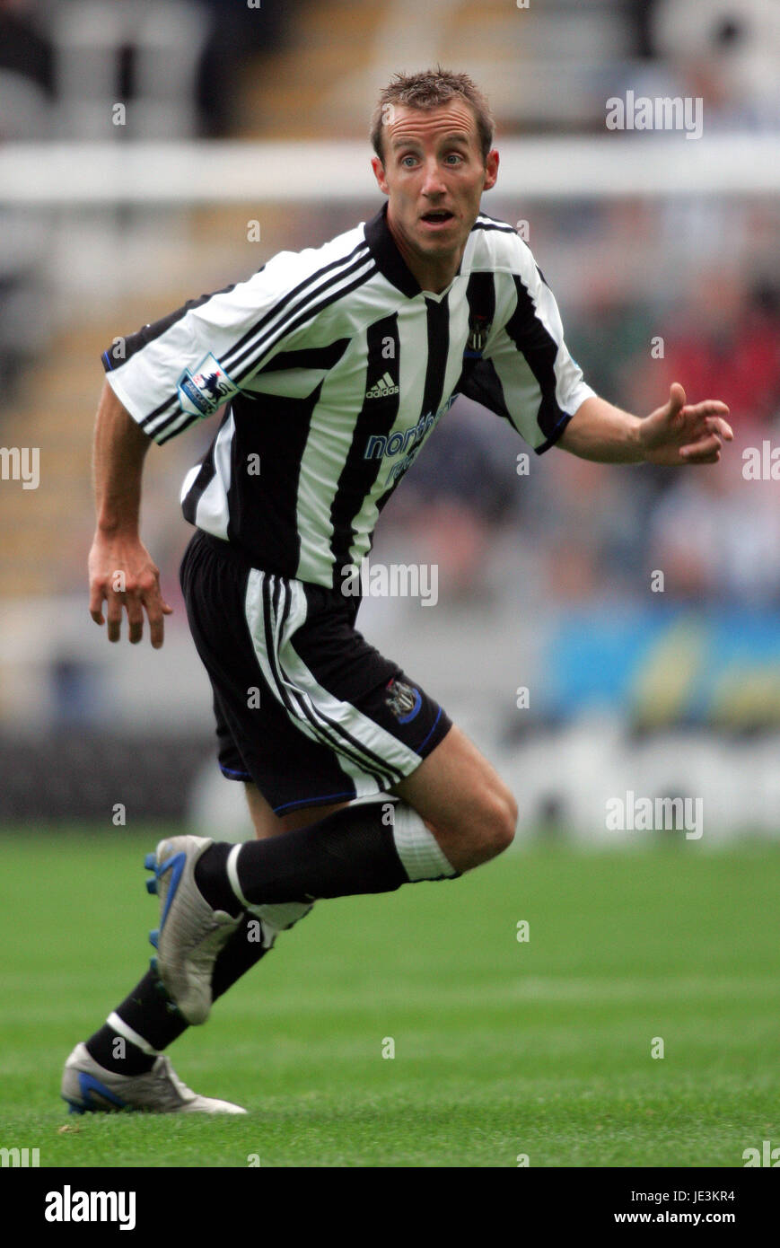 LEE BOWYER NEWCASTLE UNITED FC ST JAMES PARK NEWCASTLE ENGLAND 25 ...