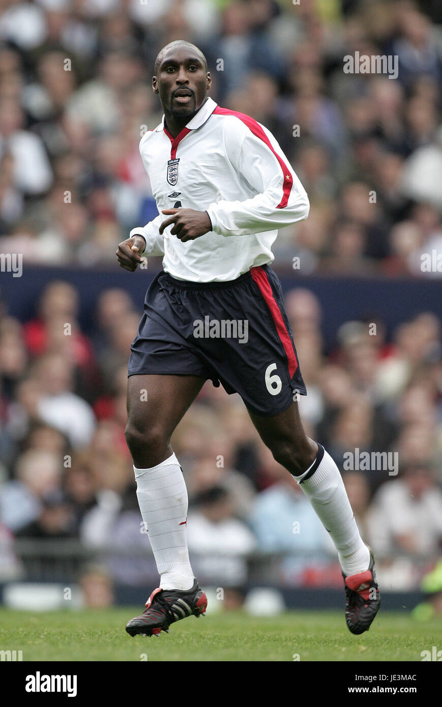 SOL CAMPBELL ENGLAND & ARSENAL FC OLD TRAFFORD MANCHESTER ENGLAND 09 ...