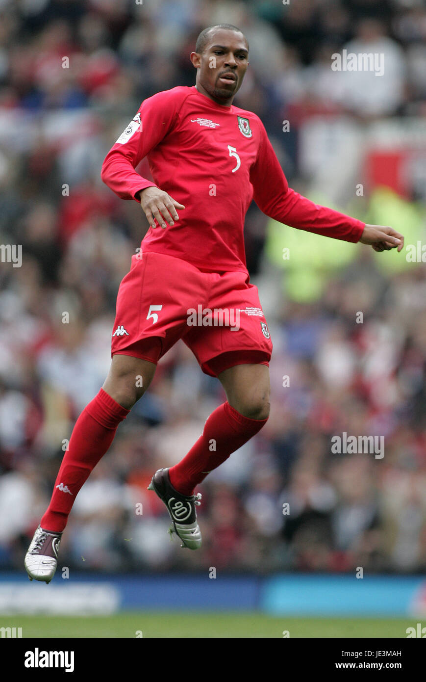 DANNY GABBIDON WALES & CARDIFF CITY FC OLD TRAFFORD MANCHESTER ENGLAND ...