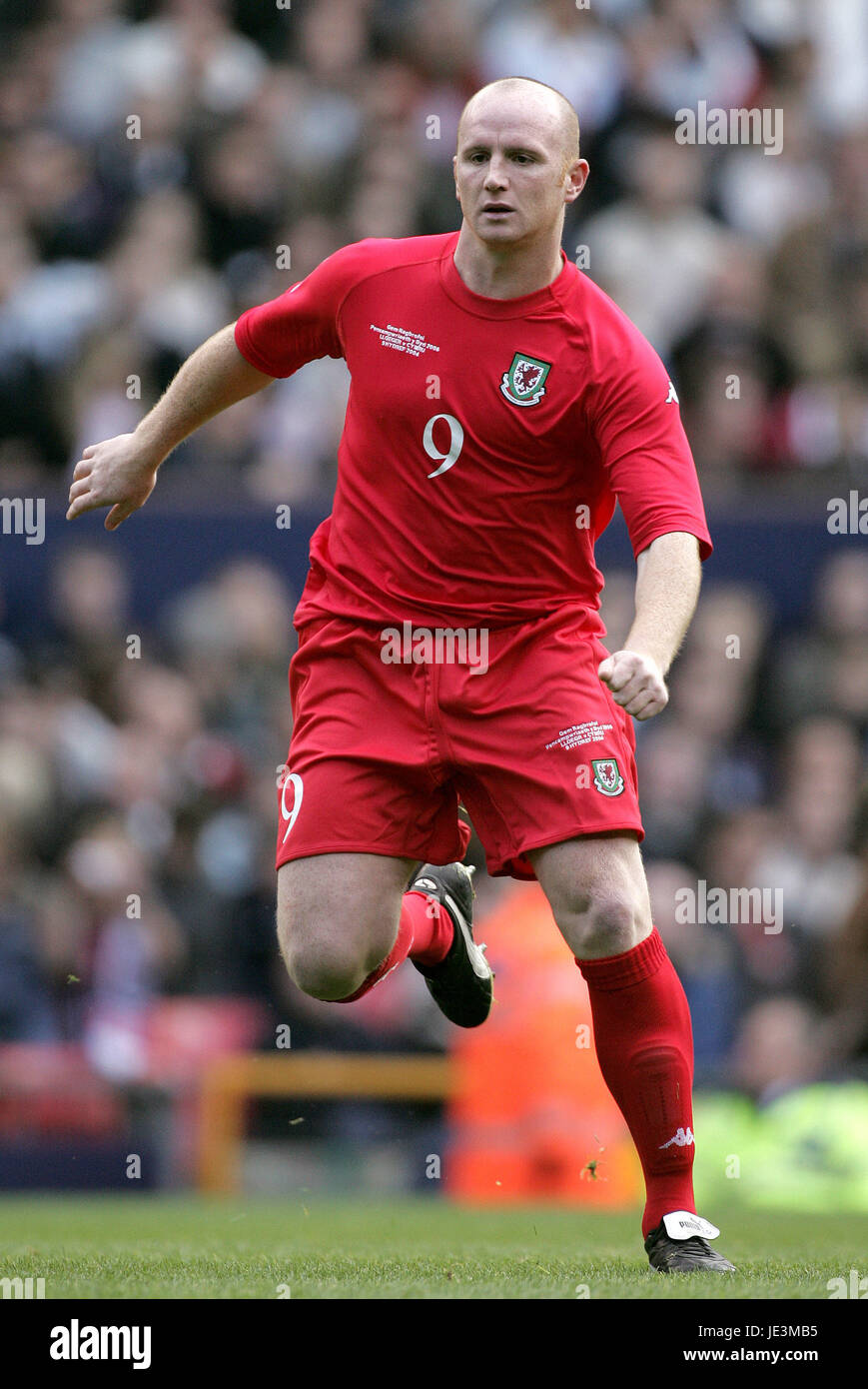 JOHN HARTSON WALES & CELTIC FC OLD TRAFFORD MANCHESTER ENGLAND 09 ...