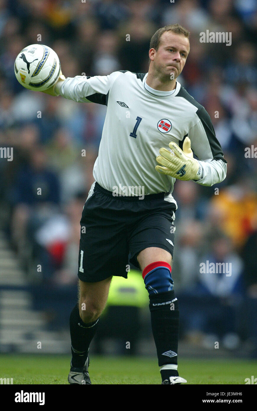 THOMAS MYHRE NORWAY & SUNDERLAND HAMPDEN PARK GLASGOW SCOTLAND 09 ...