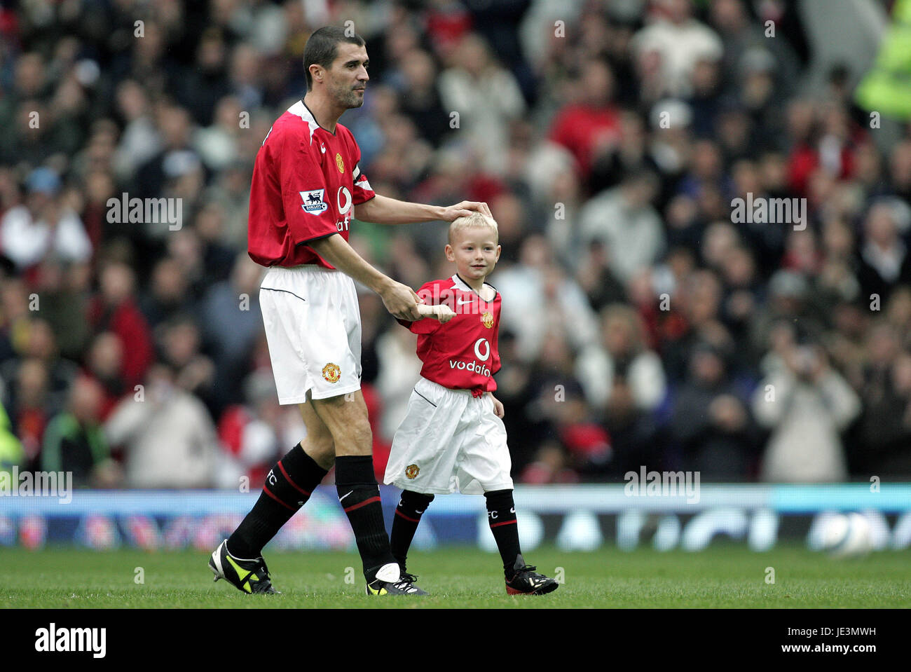 ROY KEANE & MASCOTT MANCHESTER UNITED FC OLD TRAFFORD MANCHESTER ...