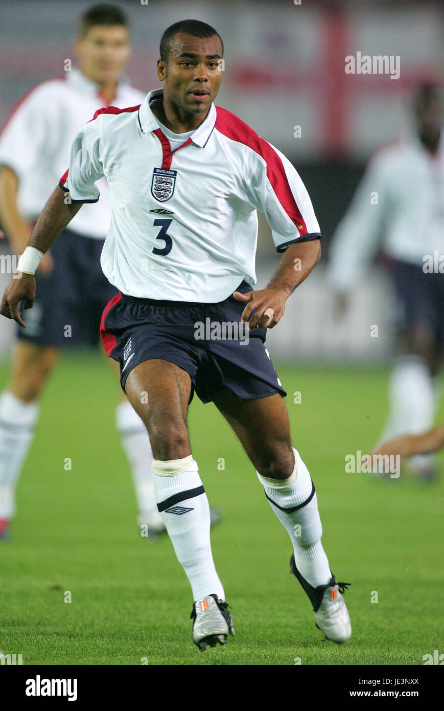 ASHLEY COLE ENGLAND & ARSENAL FC ERNST-HAPPEL-STADIUM VIENNA AUSTRIA 28 ...