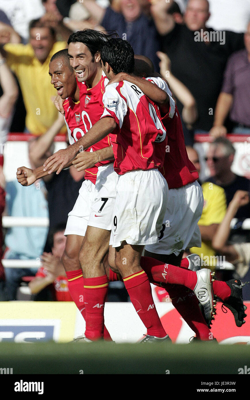 ROBERT PIRES & TEAM CELEBRATE ARSENAL V MIDDLESBROUGH HIGHBURY LONDON ...