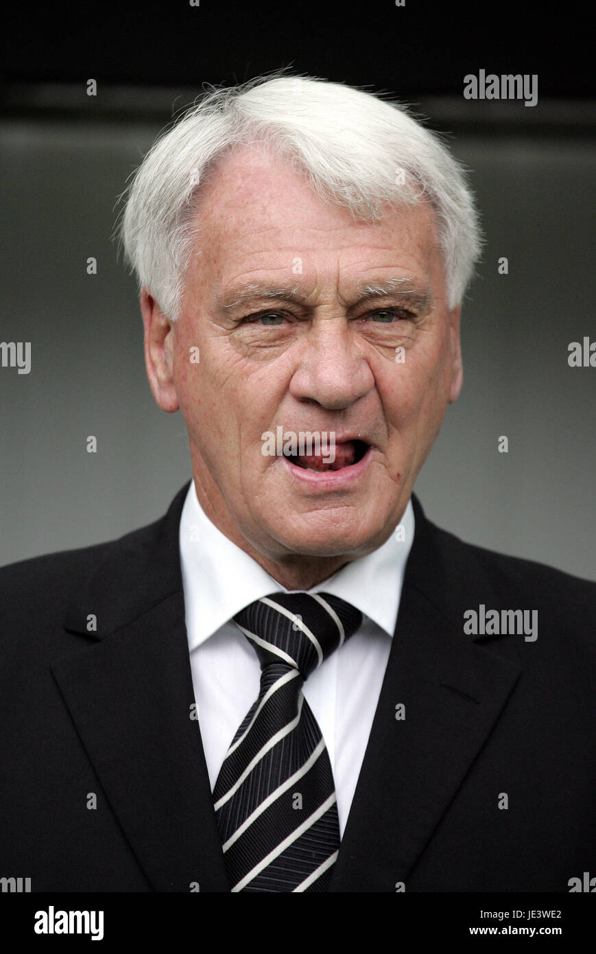 SIR BOBBY ROBSON NEWCASTLE UNITED MANAGER ST JAMES PARK NEWCASTLE ...