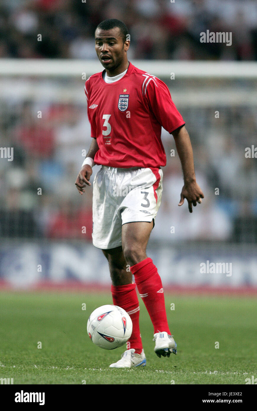 ASHLEY COLE ENGLAND & ARSENAL FC THE CITY OF MANCHESTER STADIUM ...