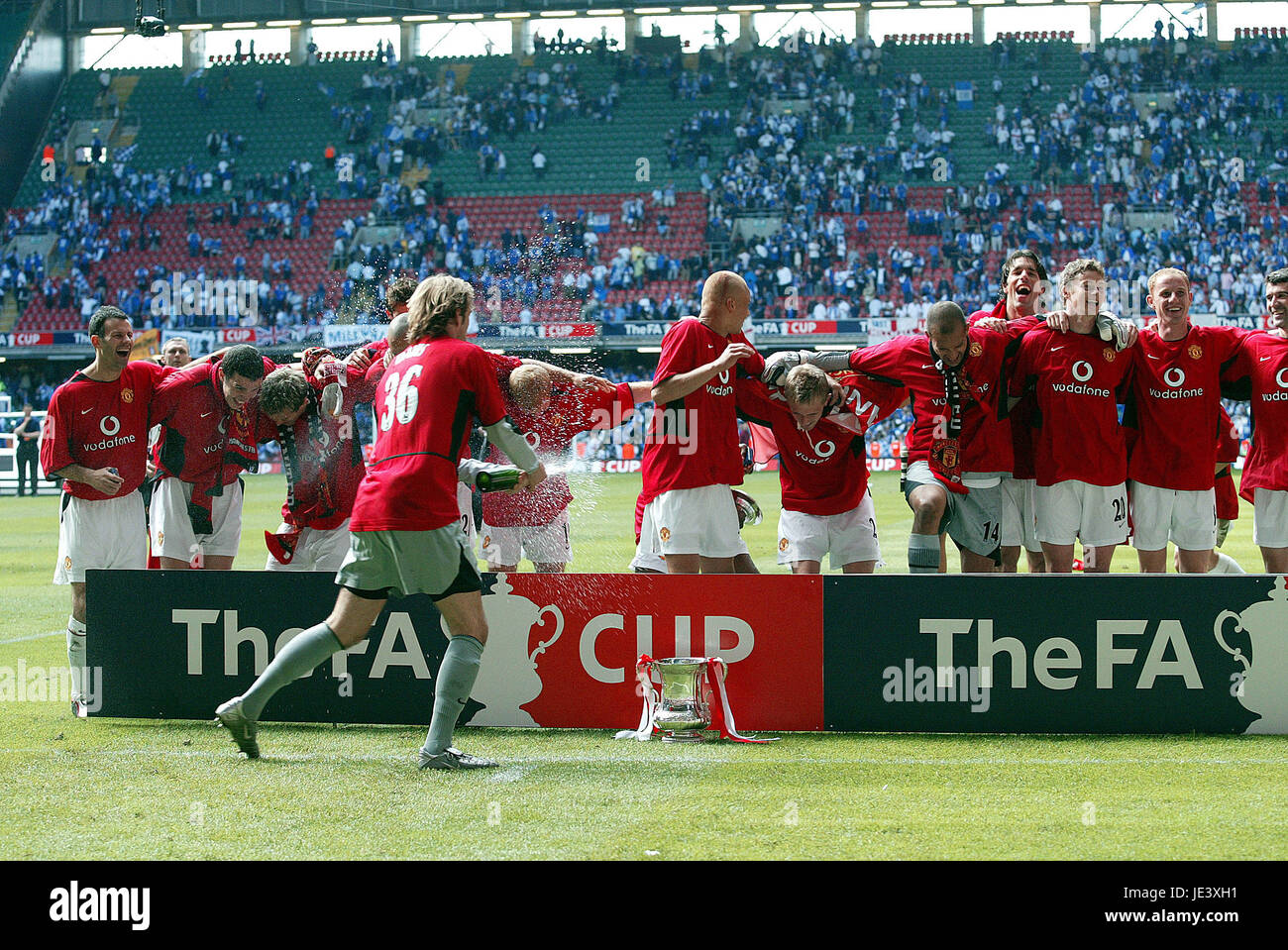 MANCHESTER UNITED CELEBRATE FA CUP WINNERS MILLENIUM STADIUM CARDIFF ...