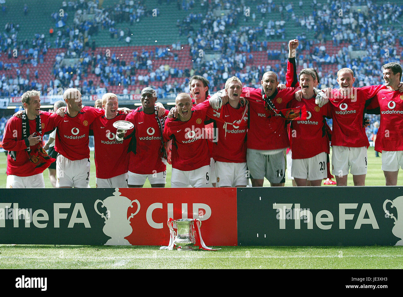 MANCHESTER UNITED CELEBRATE FA CUP WINNERS MILLENIUM STADIUM CARDIFF ...
