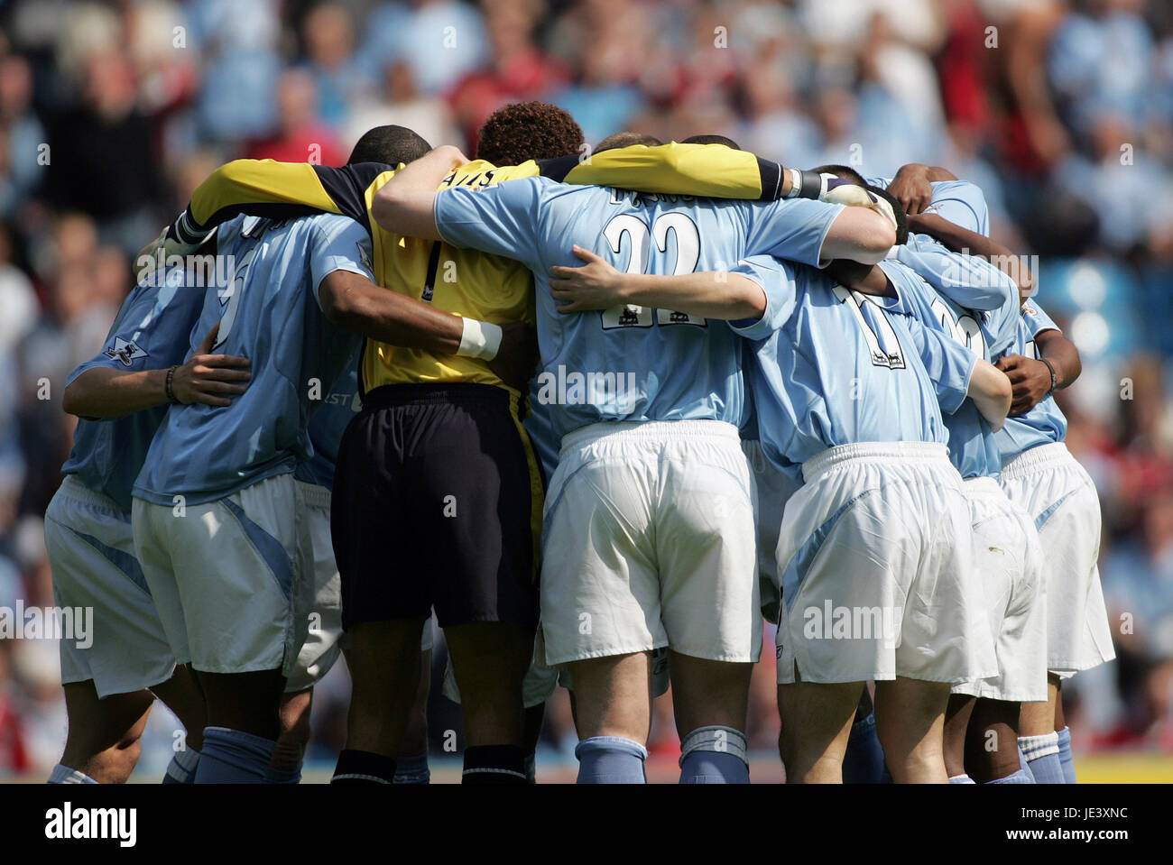 MANCHESTER CITY HUDDLE MANCHESTER CITY FC THE CITY OF MANCHESTER ...