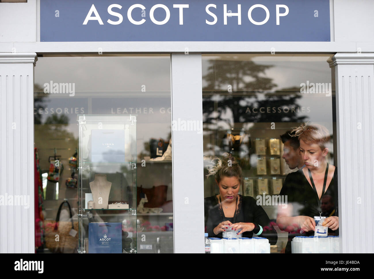 Sales assistants hi-res stock photography and images - Alamy