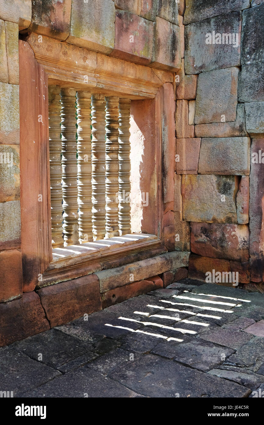 Architektur Khmer, Fenster in den Ruinen von Prasat Phamon Rung in ...