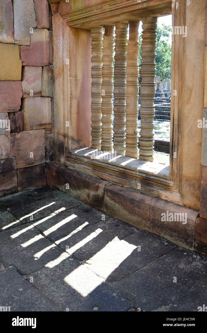 Architektur Khmer, Fenster in den Ruinen von Prasat Phamon Rung in ...