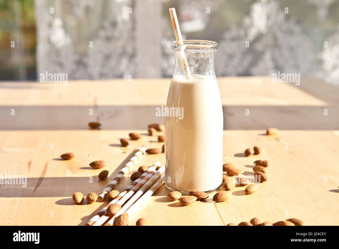 Mandelmilch in vintage Milchflasche mit Trinkhalmen Stock Photo - Alamy