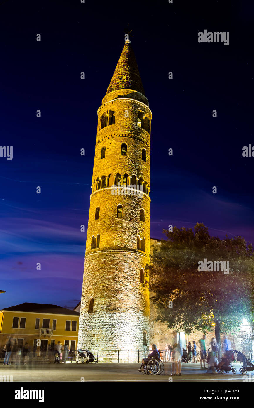 Piazza night people hi-res stock photography and images - Alamy