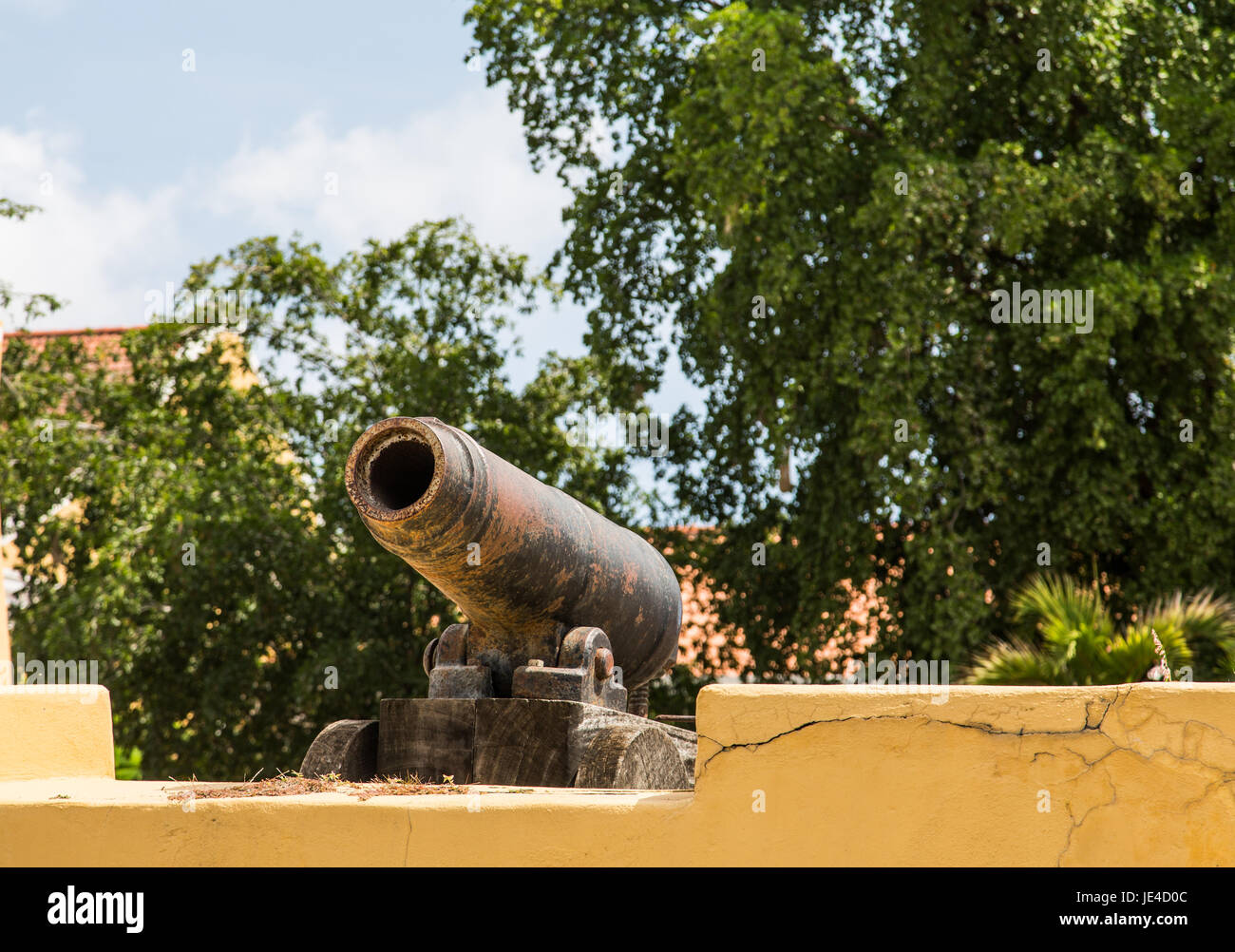 Old rusty cannon hi-res stock photography and images - Alamy