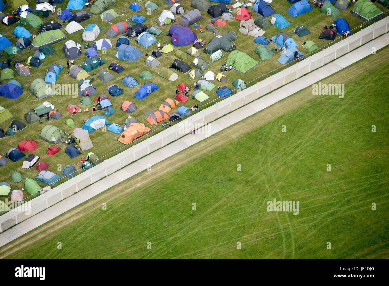 Perimeter fence glastonbury festival hi-res stock photography and ...