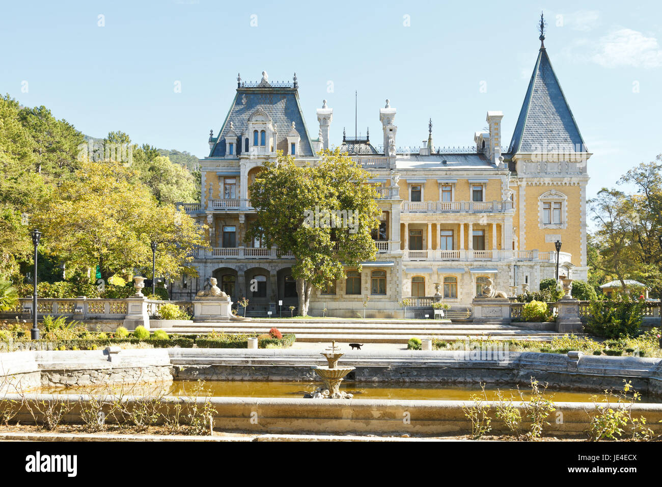 Pool and massandra palace hi-res stock photography and images - Alamy