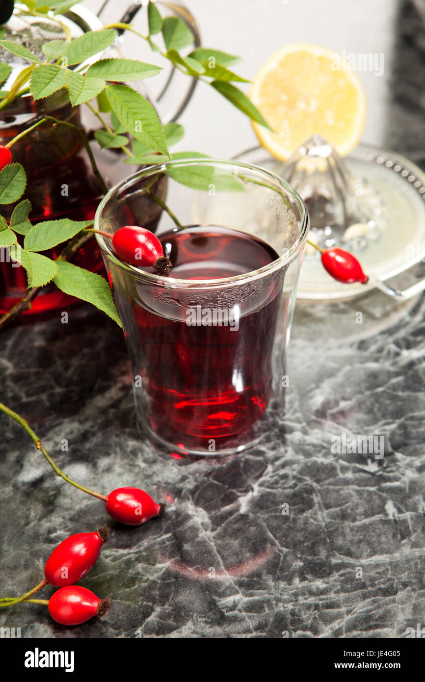 Hagebuttentee mit Zitrone im Glas Stock Photo - Alamy