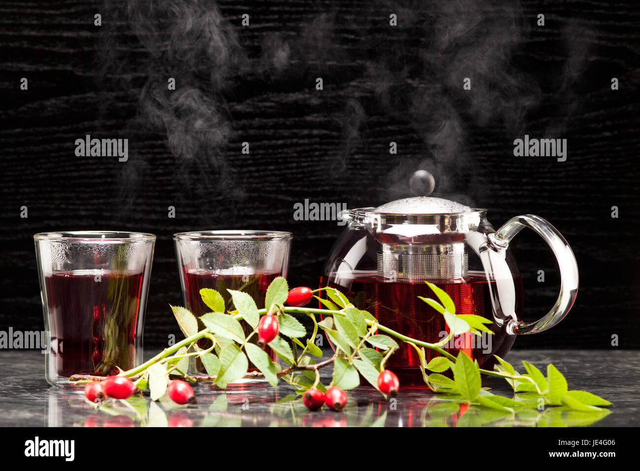 Heisser Hagebuttentee im Glas Stock Photo - Alamy