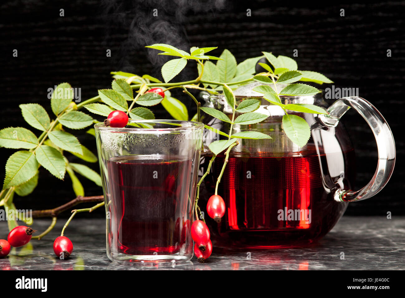 Heisser Hagebuttentee im Glas Stock Photo - Alamy