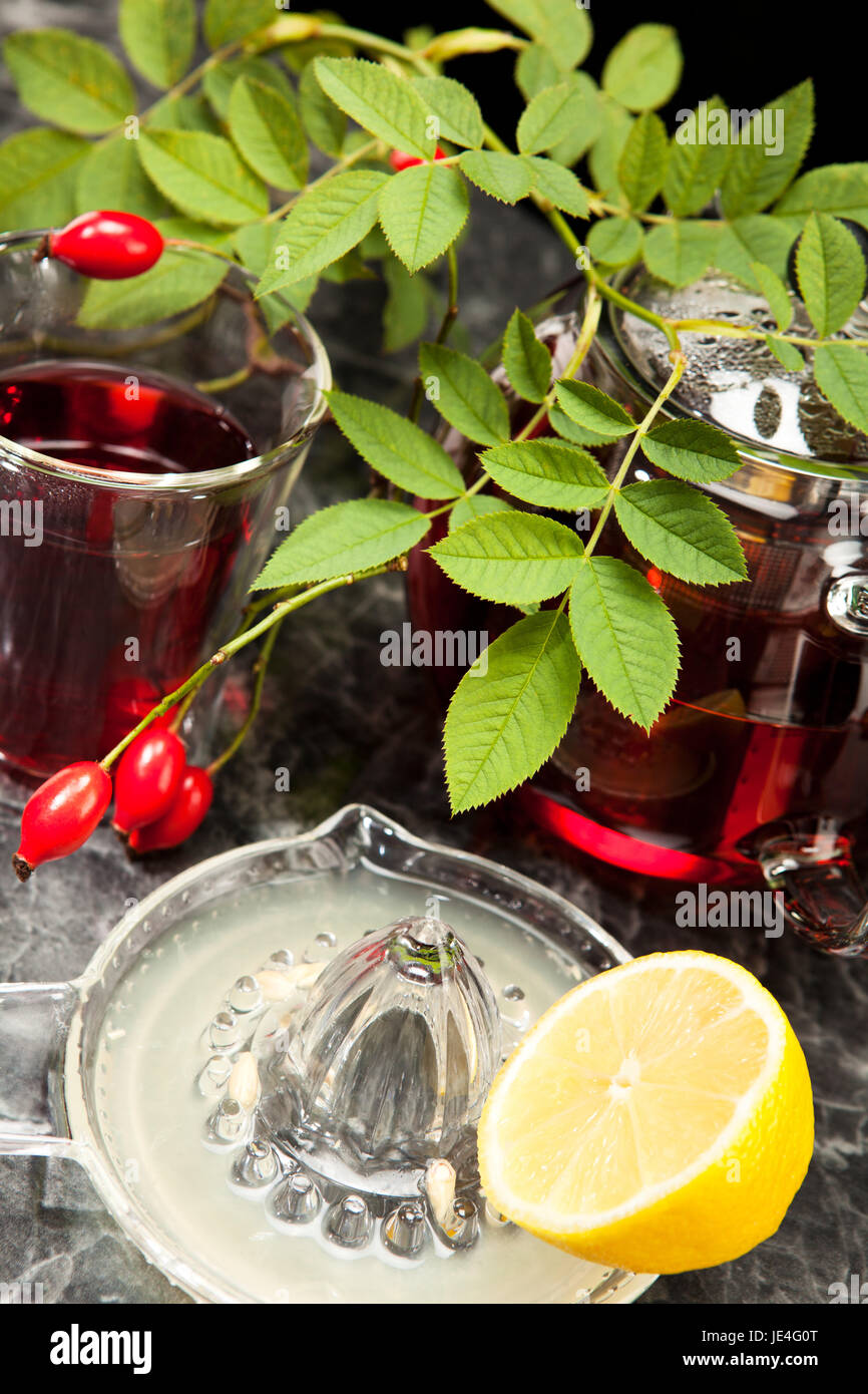 Hagebuttentee mit Zitrone im Glas Stock Photo - Alamy