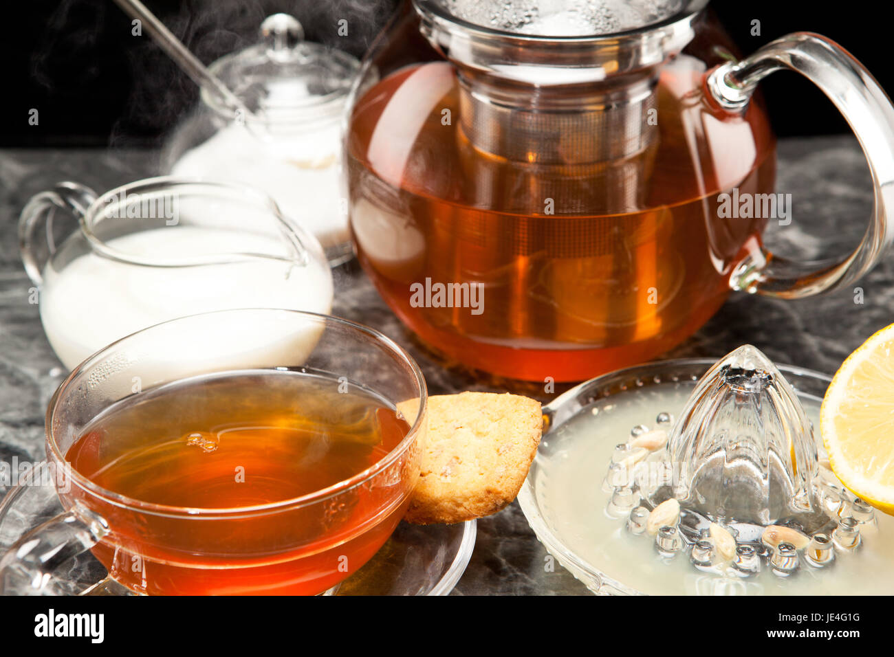 Dampfender Tee in Teeservice aus Glas Stock Photo - Alamy