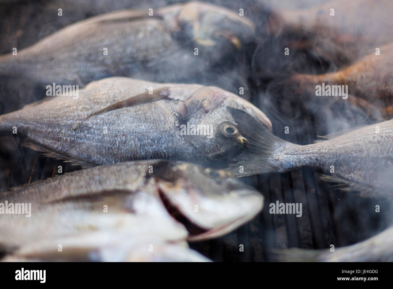 frischer Bratfisch - freish fried fish on the grill Stock Photo - Alamy