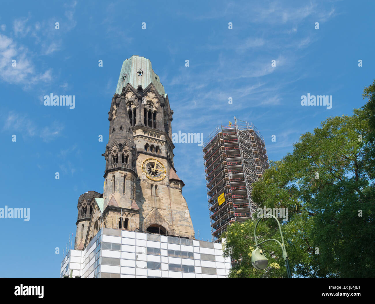 Kaiser Wilhelm Memorial Church next to a modern bell tower in Berlin ...