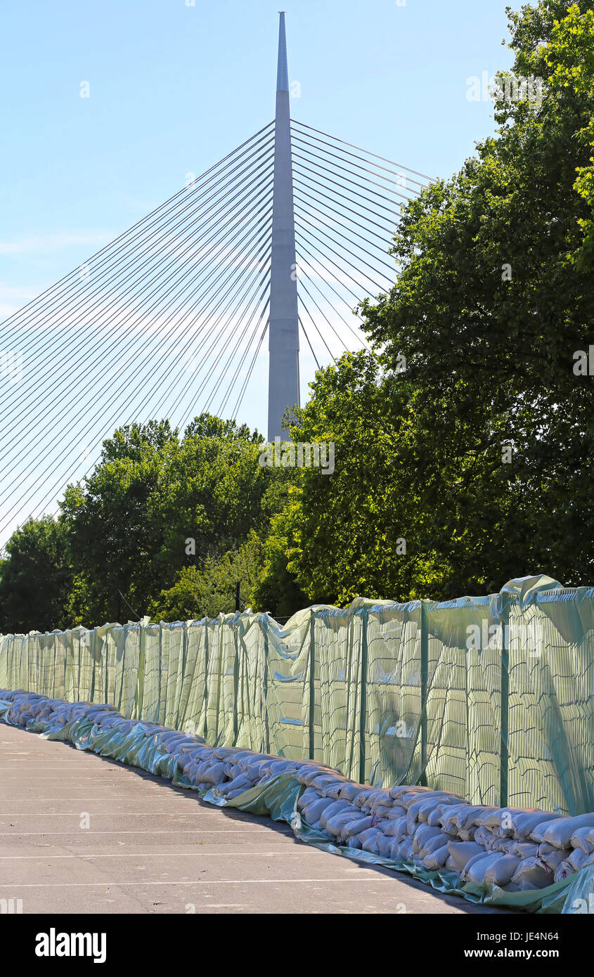 Wall of sandbags and tarp for flood protection Stock Photo - Alamy