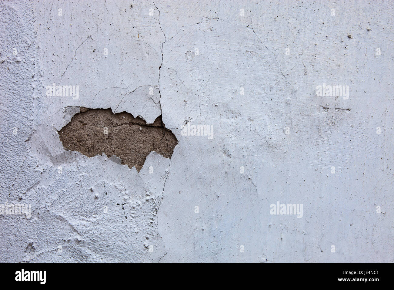 Whitewashed wall with the hole in the cracked plaster Stock Photo - Alamy