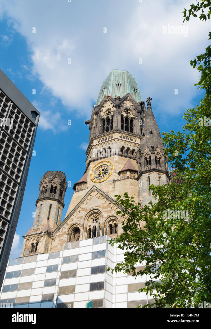 Kaiser Wilhelm Memorial Church next to a modern bell tower in Berlin ...