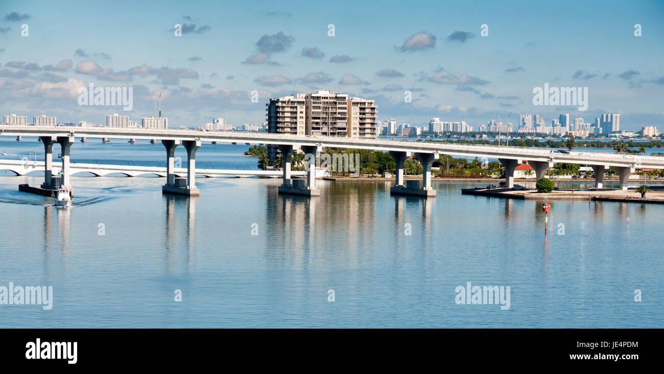 Biscayne Bay causeway bridge in Miami, Florida, USA Stock Photo - Alamy