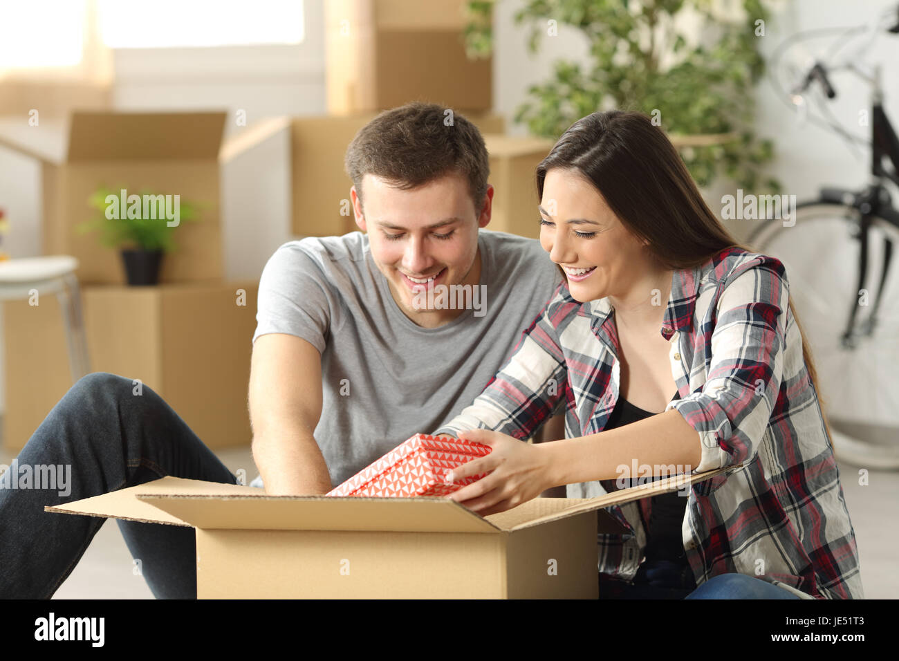 Living in a cardboard box hi-res stock photography and images - Alamy