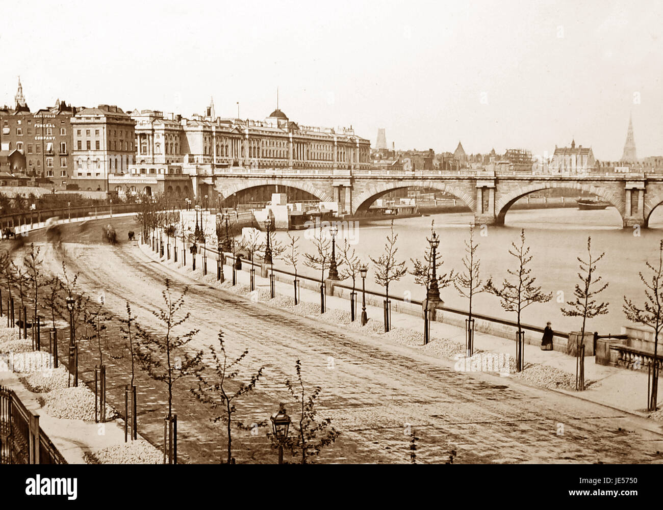 London embankment hi-res stock photography and images - Alamy