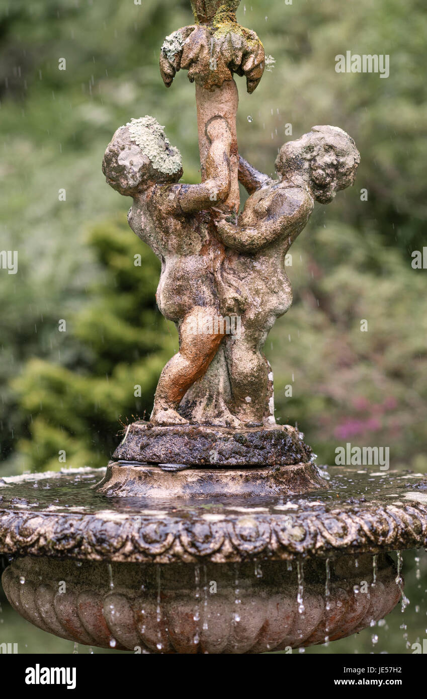 Cherubs fountain hi-res stock photography and images - Alamy