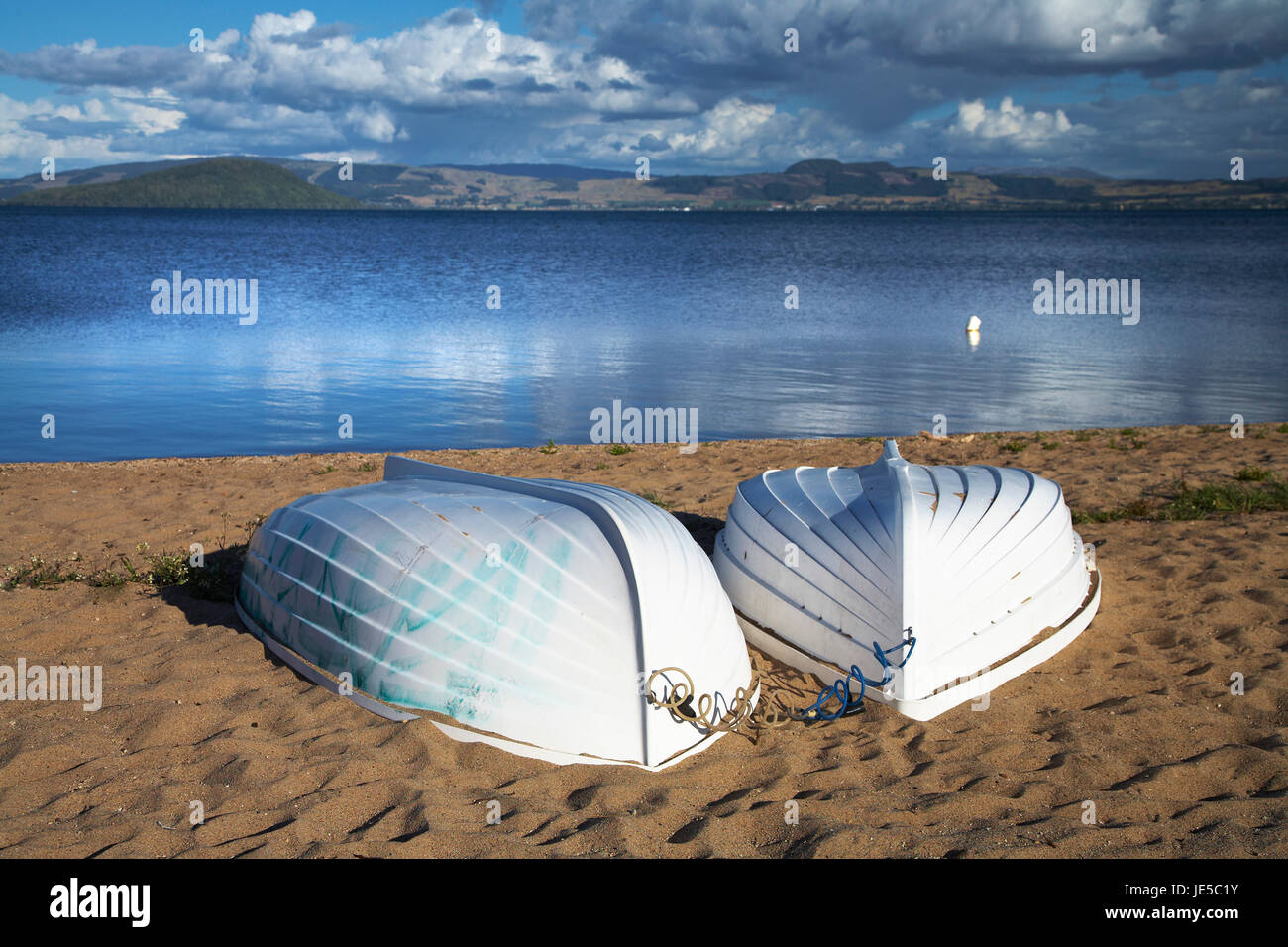 Row boats waiteti bay lake rotorua Stock Photo - Alamy