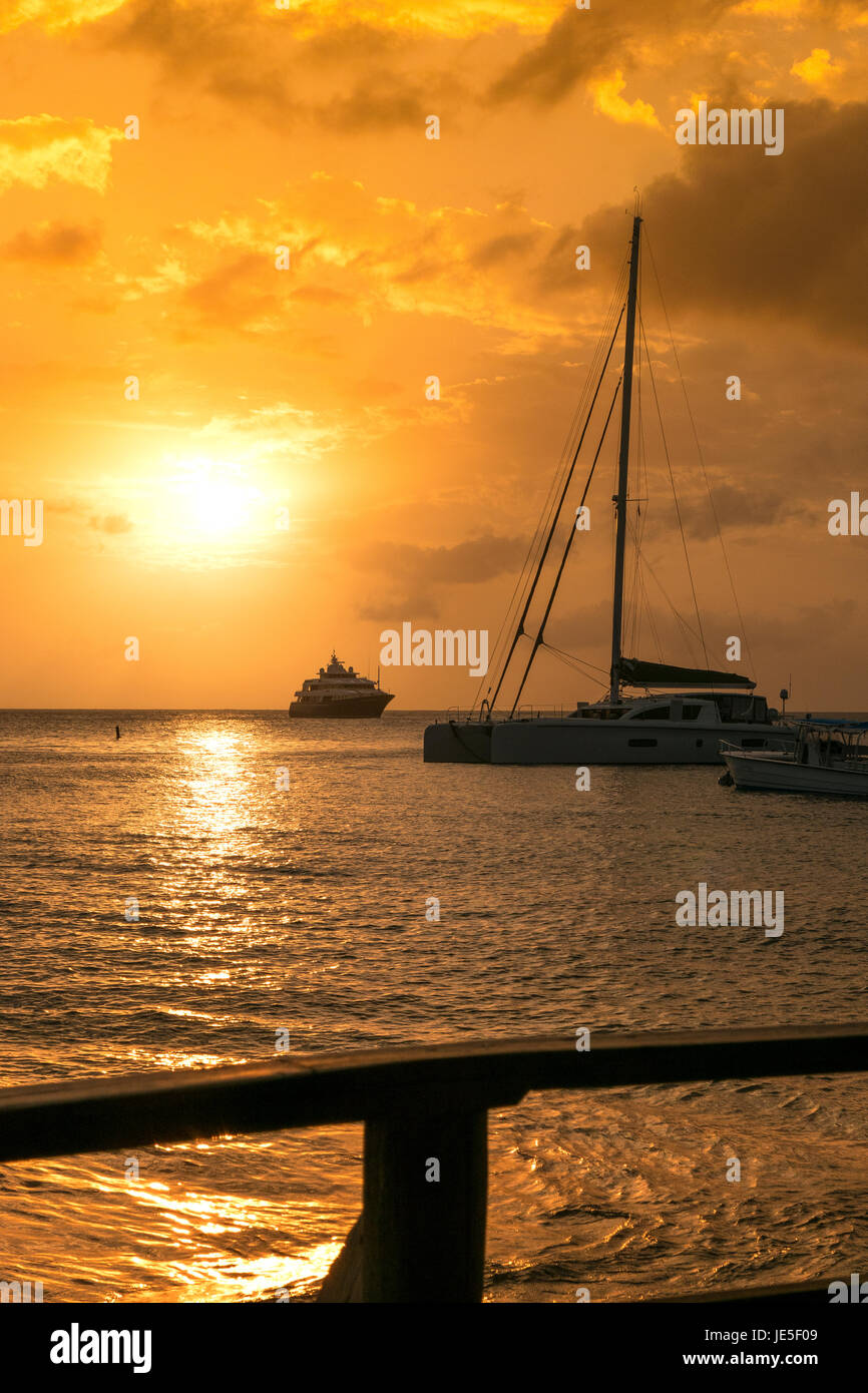 Super yacht sunset mustique hi-res stock photography and images - Alamy