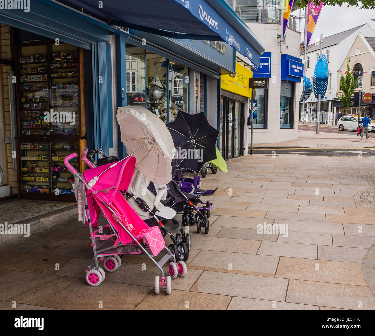 Parents pushing baby stroller hi-res stock photography and images - Alamy