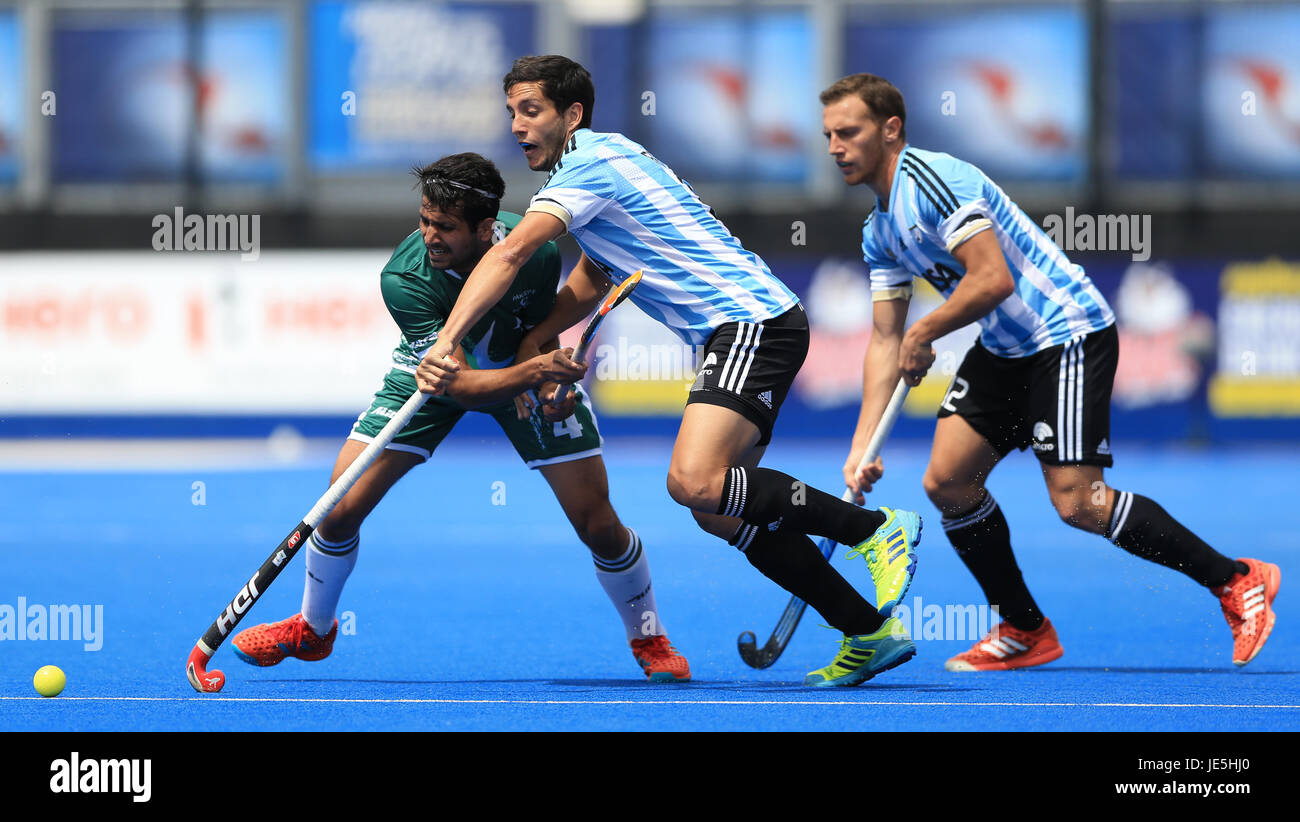 Argentina's Lucas Rey (centre) and Pakistan's Muhammad Rizwan jr battle ...