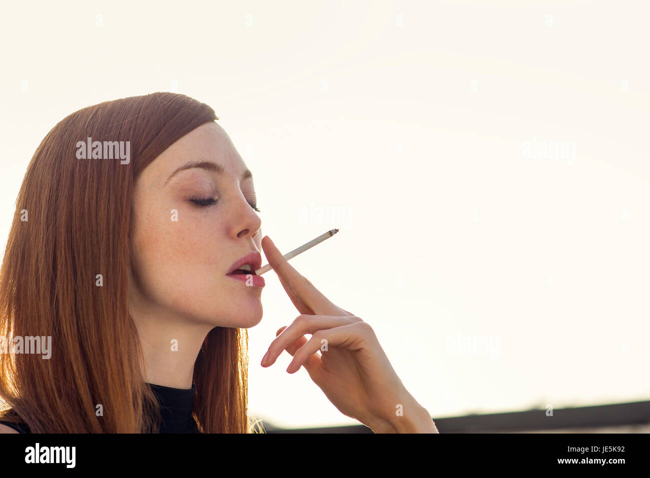 Women smoking hi-res stock photography and images - Alamy