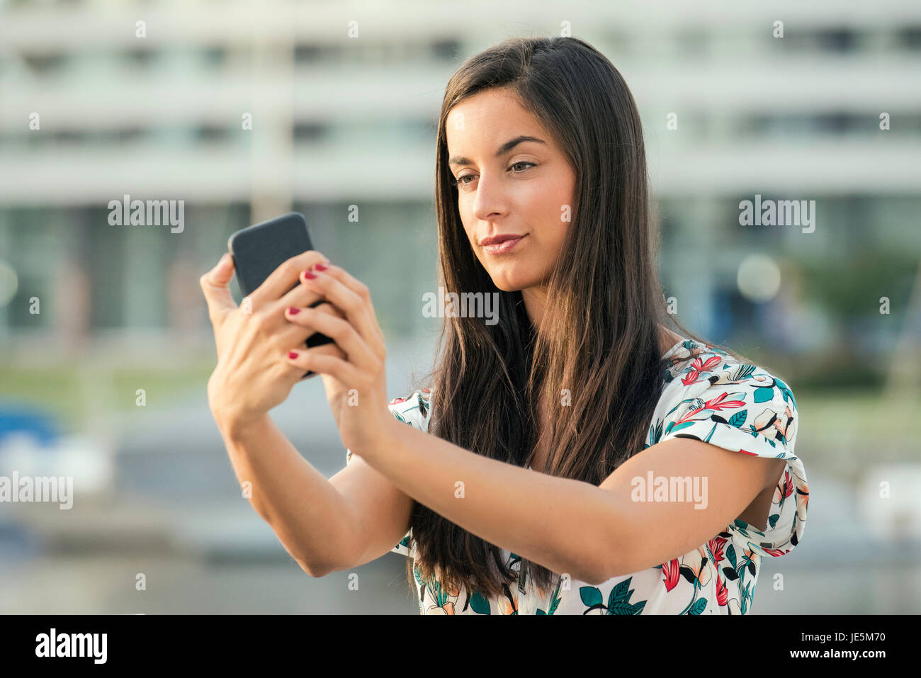 Young woman taking selfies social hi-res stock photography and images ...