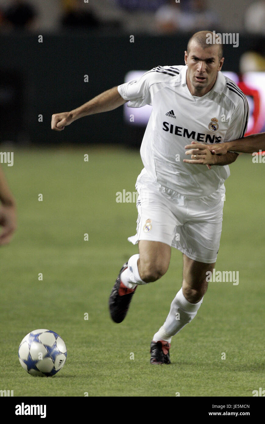 Zidane real madrid 2005 hi-res stock photography and images - Alamy