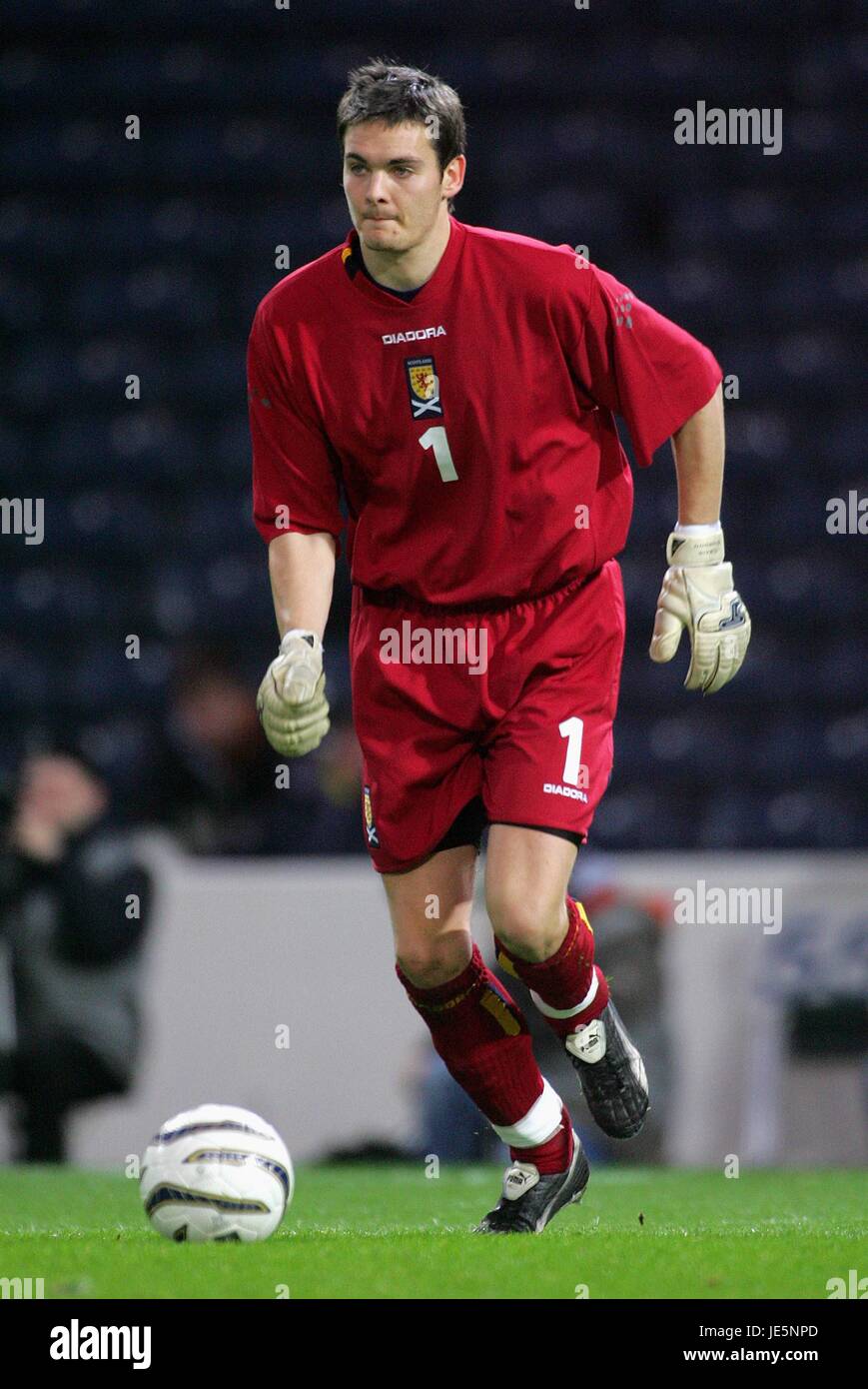 CRAIG GORDON SCOTLAND & HEART OF MIDLOTHIAN HAMPDEN PARK GLASGOW ...